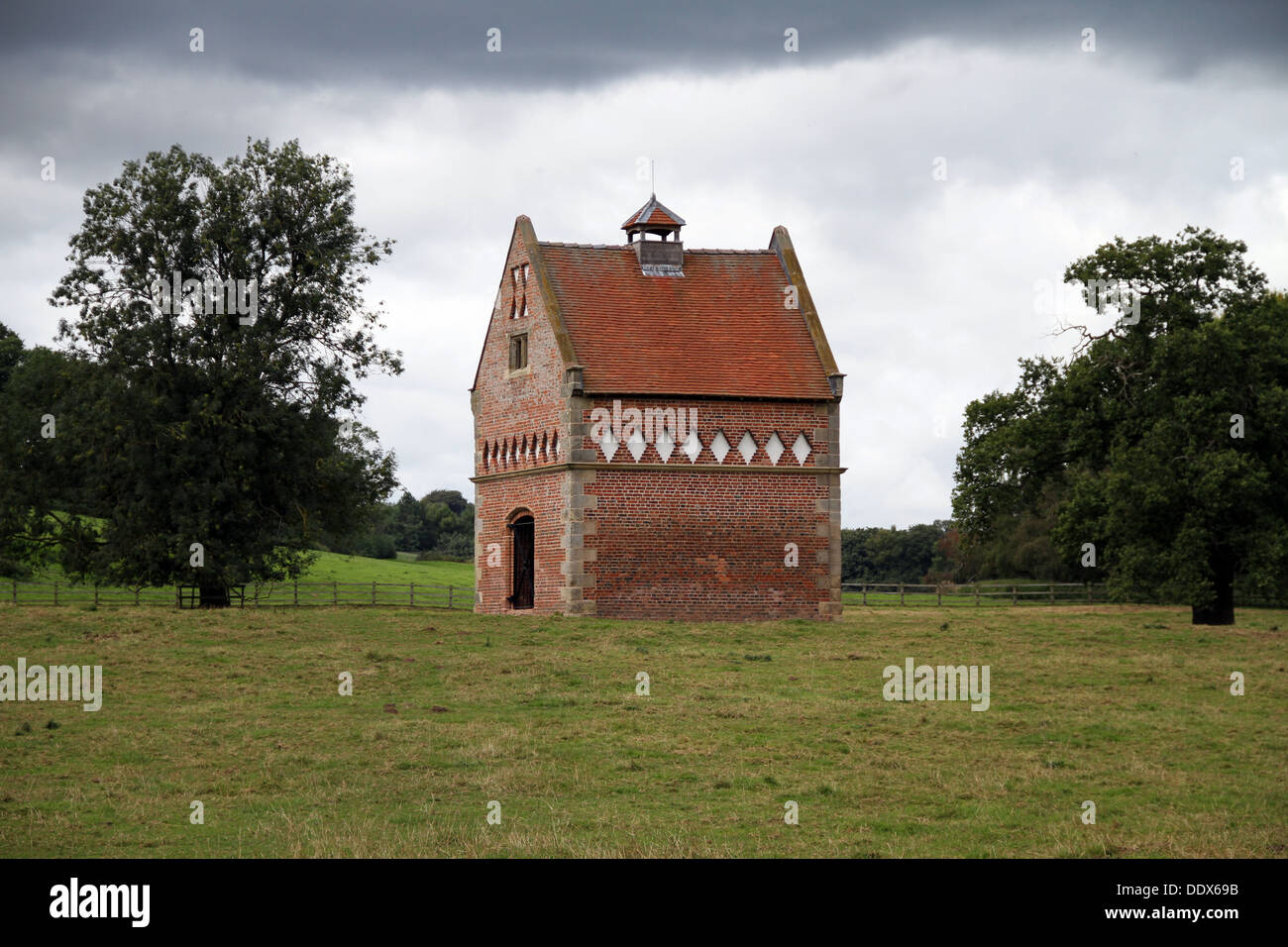 Dovecote dovecot hi-res stock photography and images - Alamy