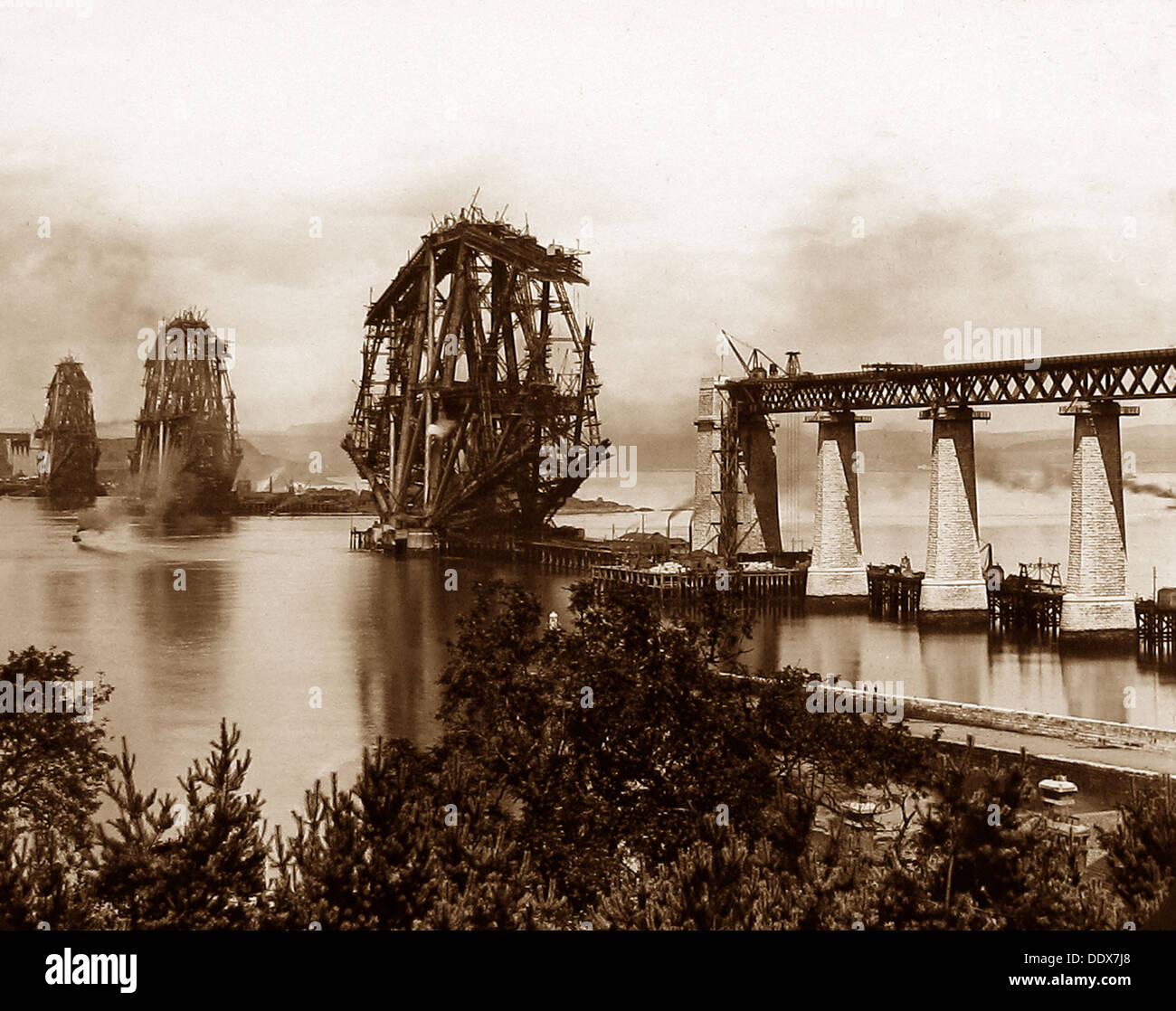 Building forth railway bridge victorian hi-res stock photography and ...