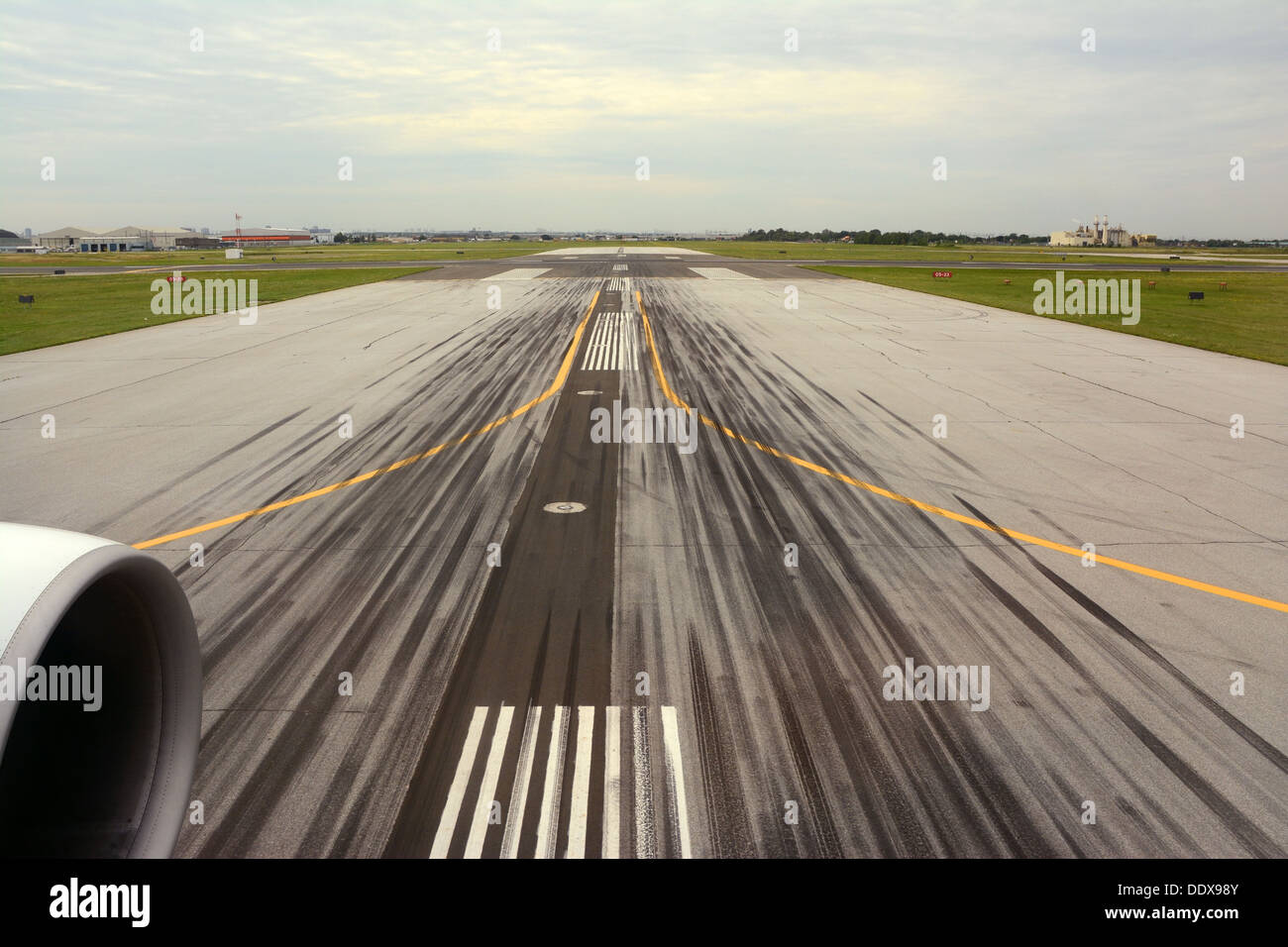 Airplane tire hi-res stock photography and images - Alamy