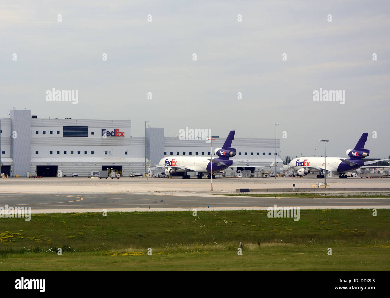 Fedex airplanes hi-res stock photography and images - Alamy