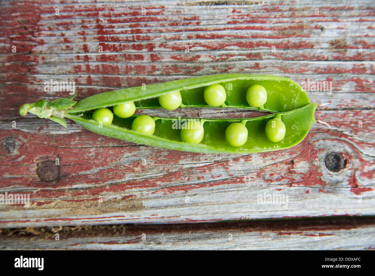 Ripe peas hi-res stock photography and images - Alamy