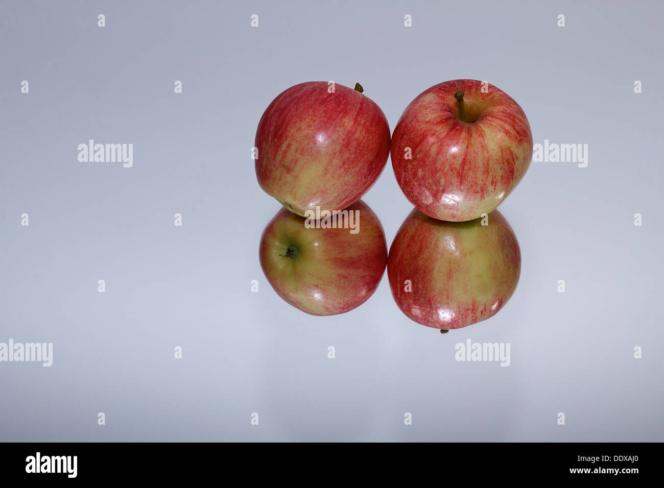 Real apples hi-res stock photography and images - Alamy