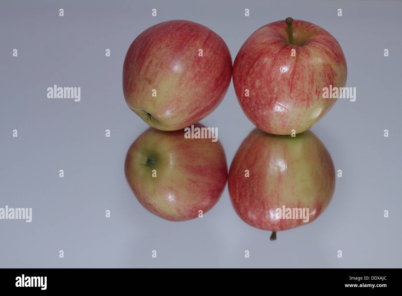 Real apples hi-res stock photography and images - Alamy
