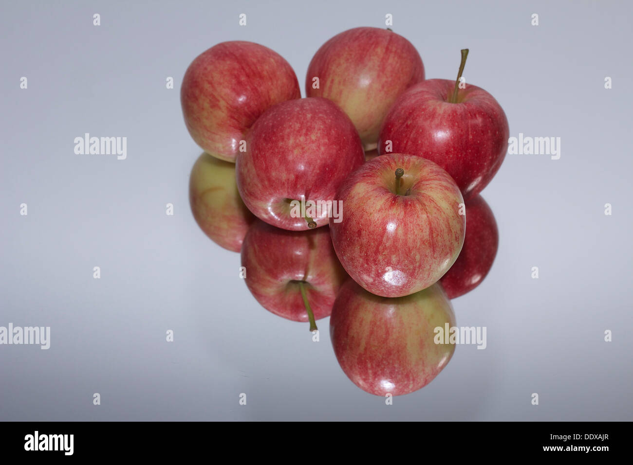Real apples hi-res stock photography and images - Alamy