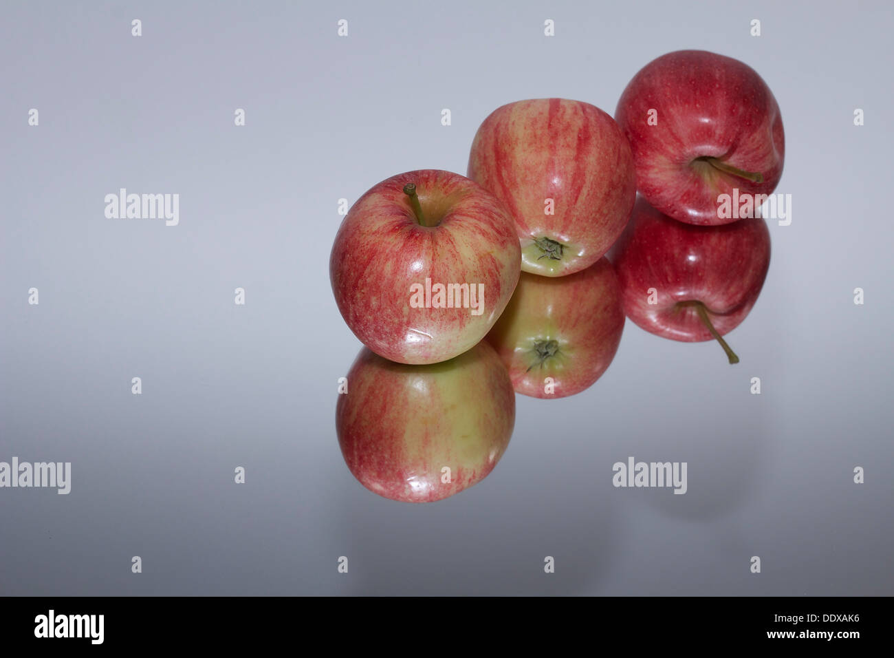 Real apples hi-res stock photography and images - Alamy