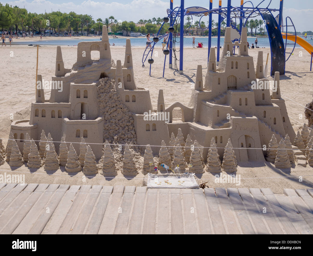 Building a sand castle hi-res stock photography and images - Alamy