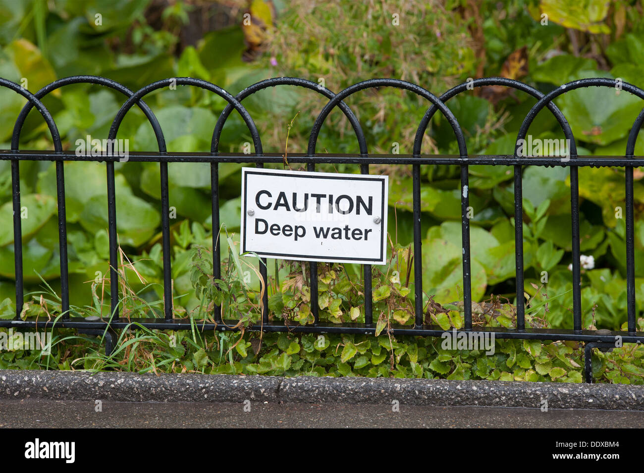 Pond warning warn hi-res stock photography and images - Alamy