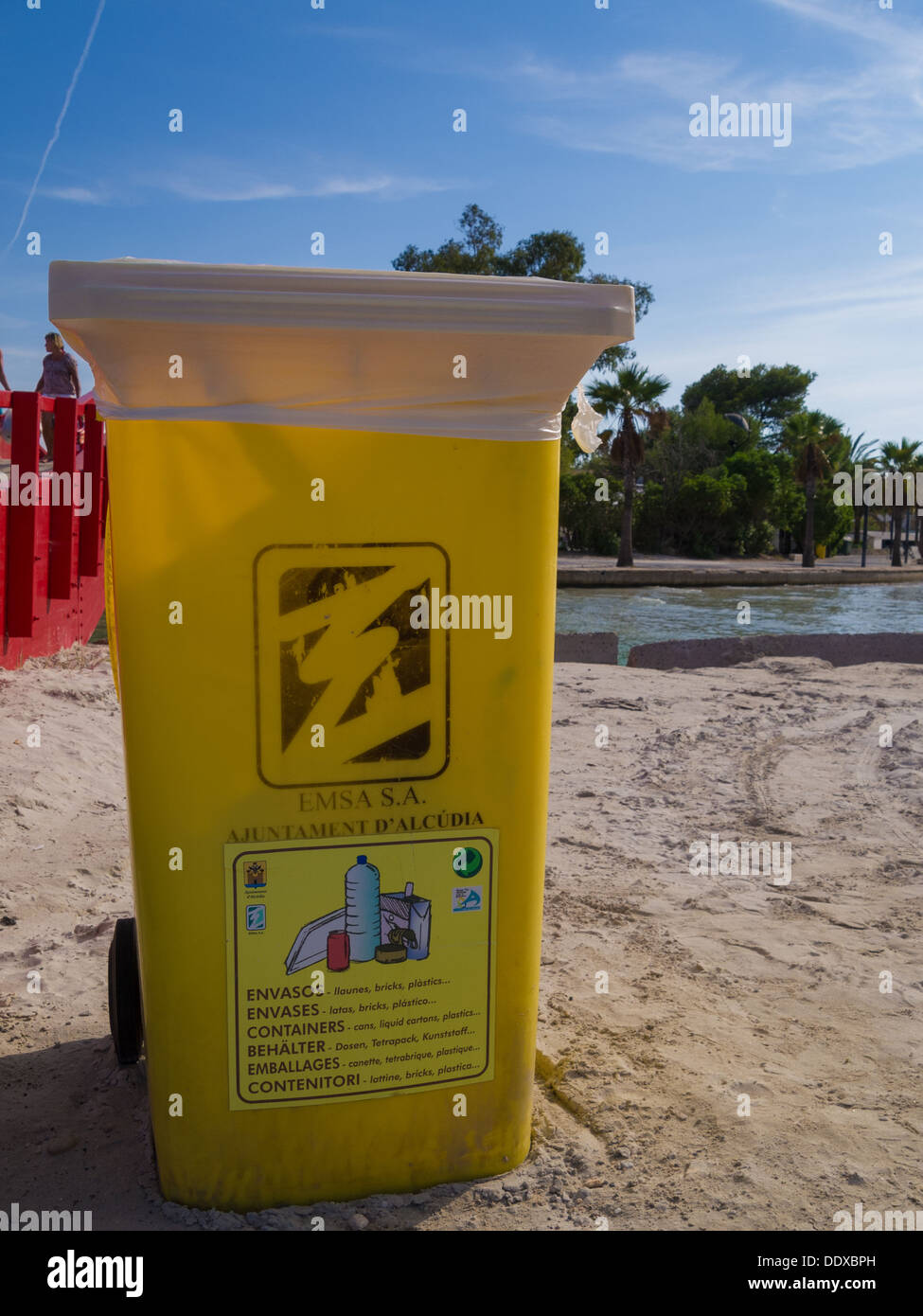 Recycle bin beach hi-res stock photography and images - Alamy