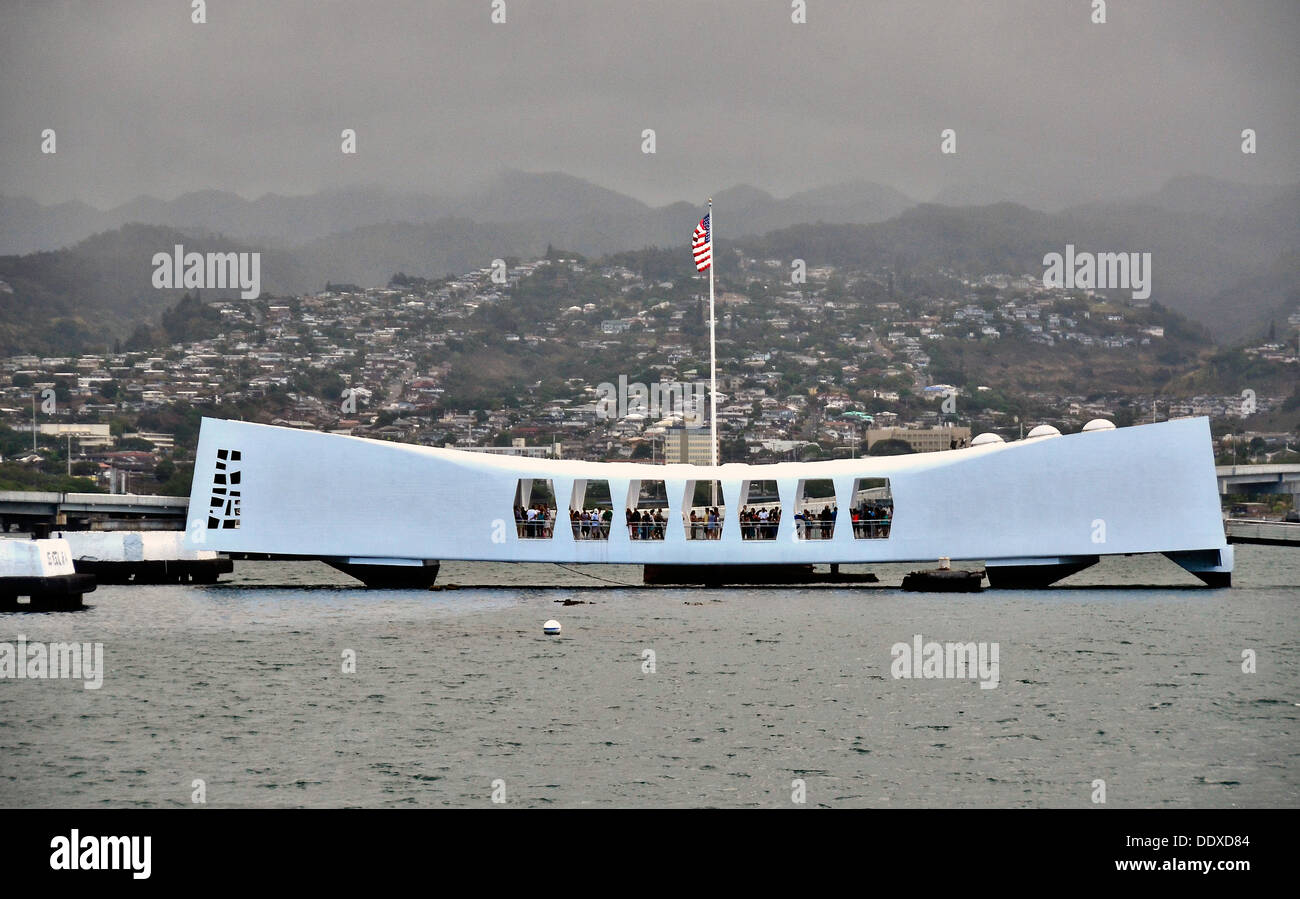 The USS Arizona Memorial spanning the sunken wreck of the ship ...