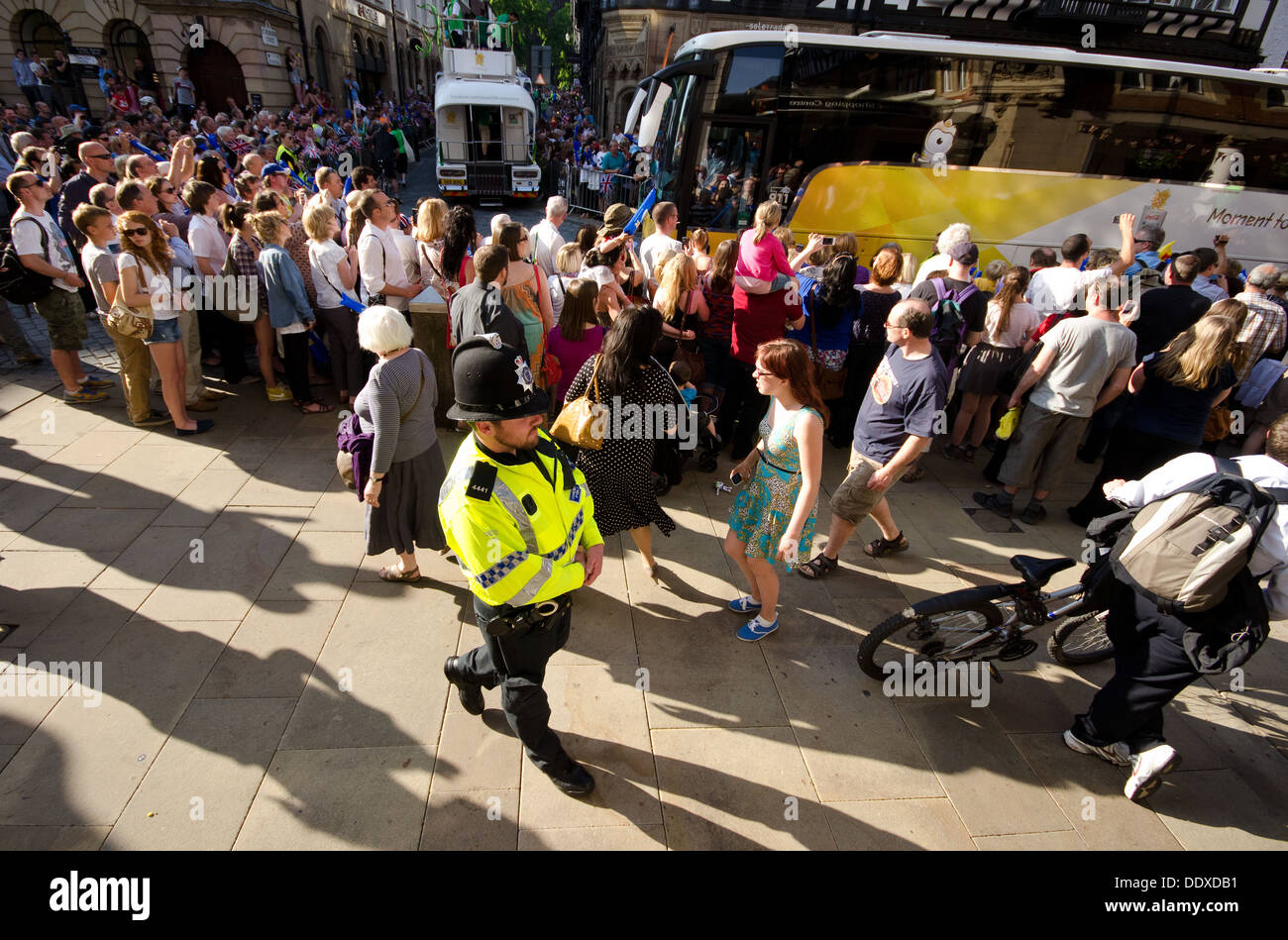 Onlookers watching hi-res stock photography and images - Alamy