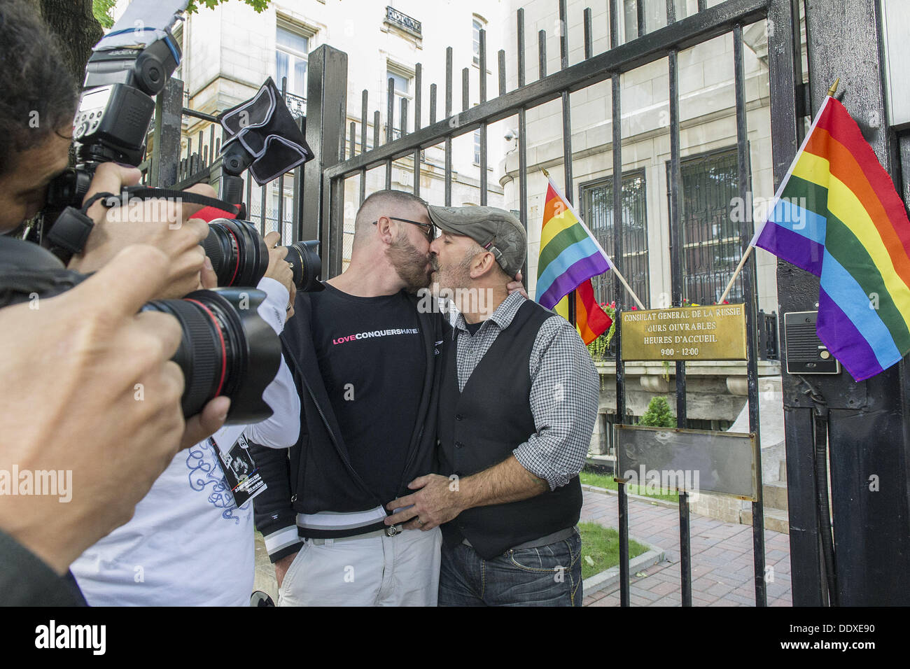 Montreal, Quebec, Canada. 8th Sep, 2013. Dozens of people stage a kiss ...