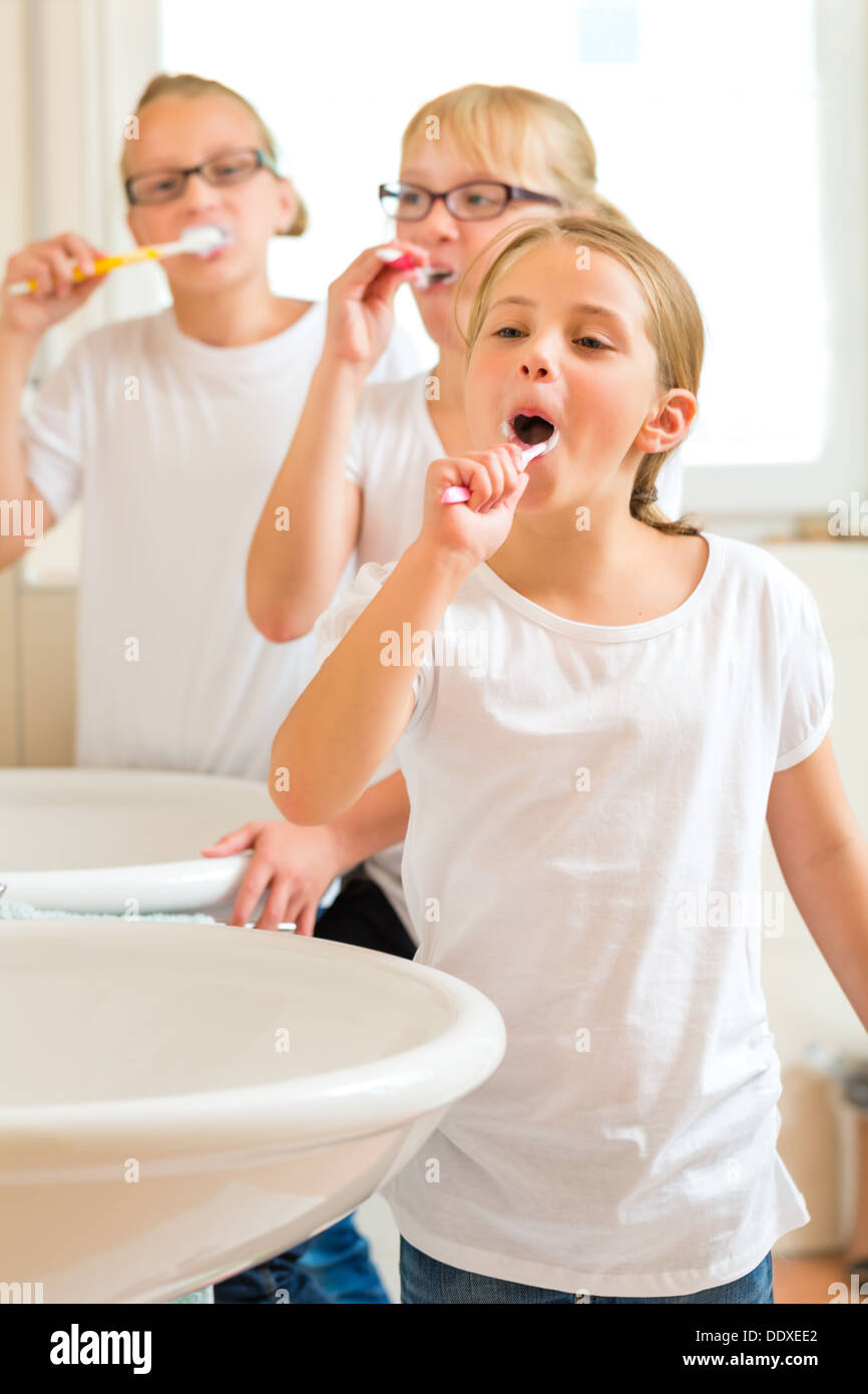 Family kid brushing teeth hi-res stock photography and images - Alamy