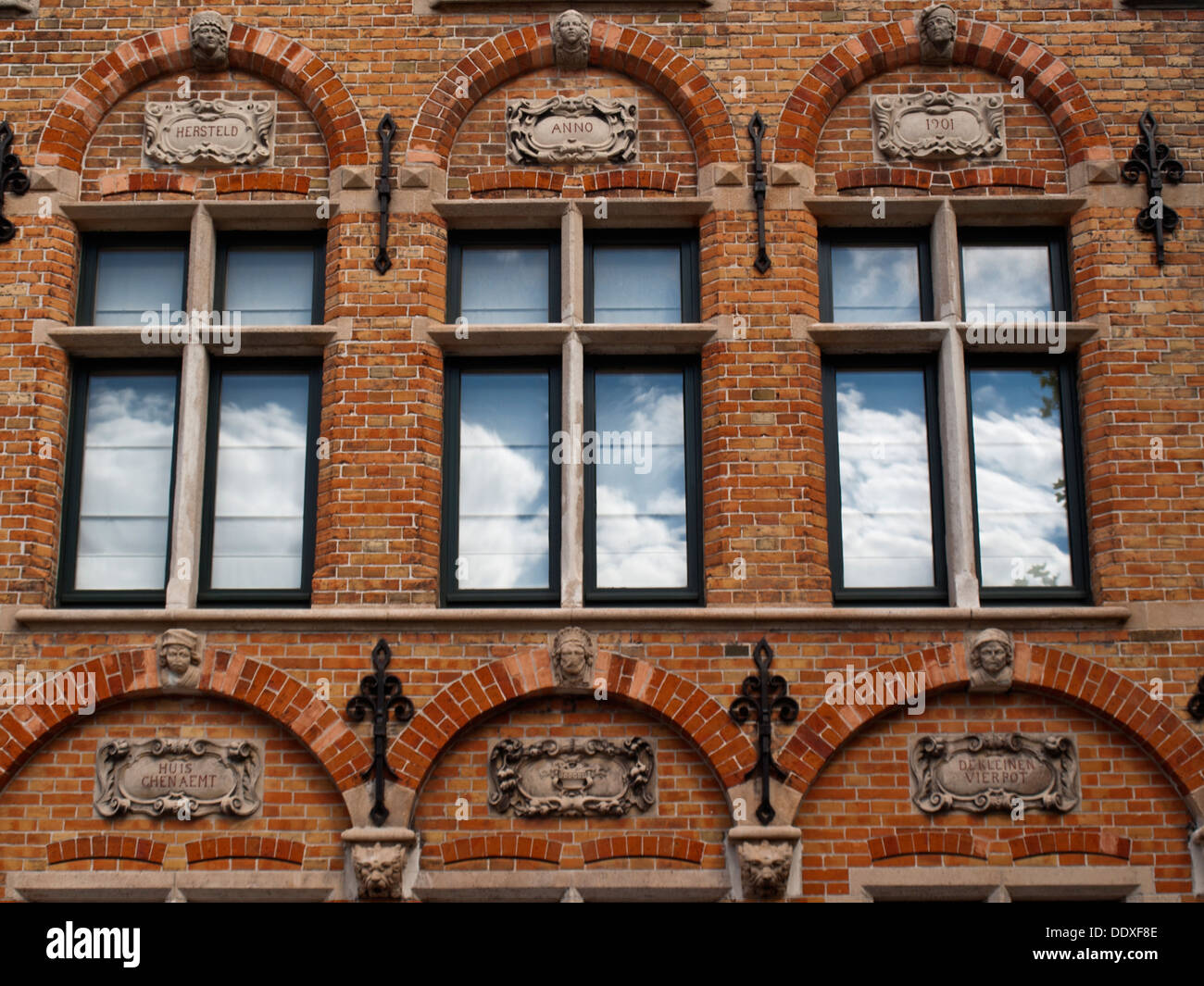 Red brick house white windows hi-res stock photography and images - Alamy