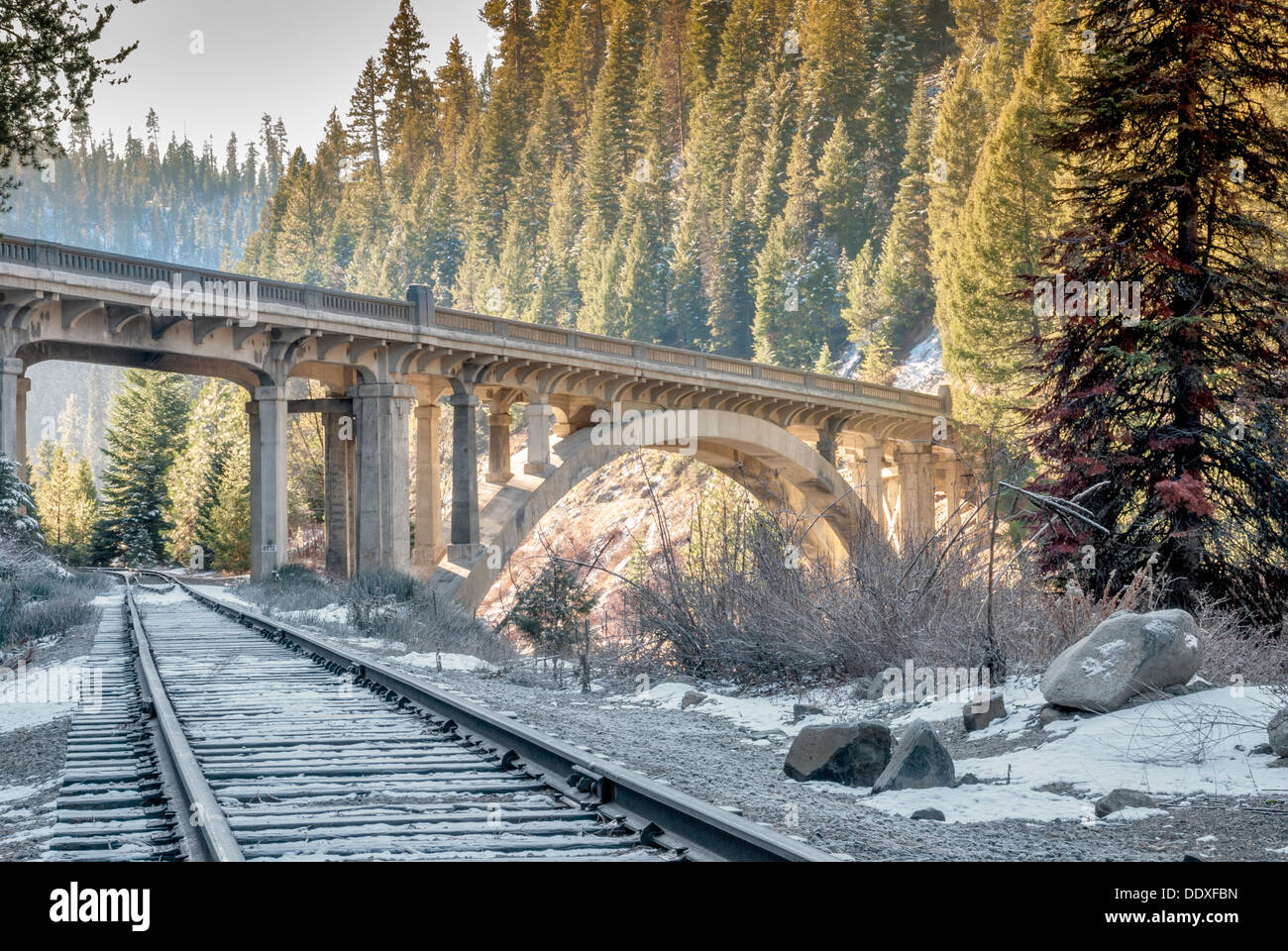 Bridge over tracks hi-res stock photography and images - Alamy