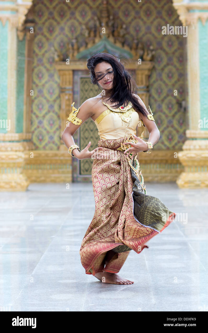 Dancer of the traditional Thai style Stock Photo - Alamy