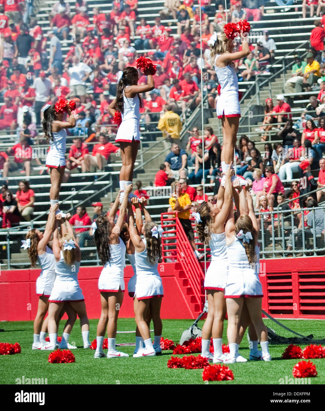 Piscataway, New Jersey, USA. 7th Sep, 2013. Rutgers' cheerleaders ...