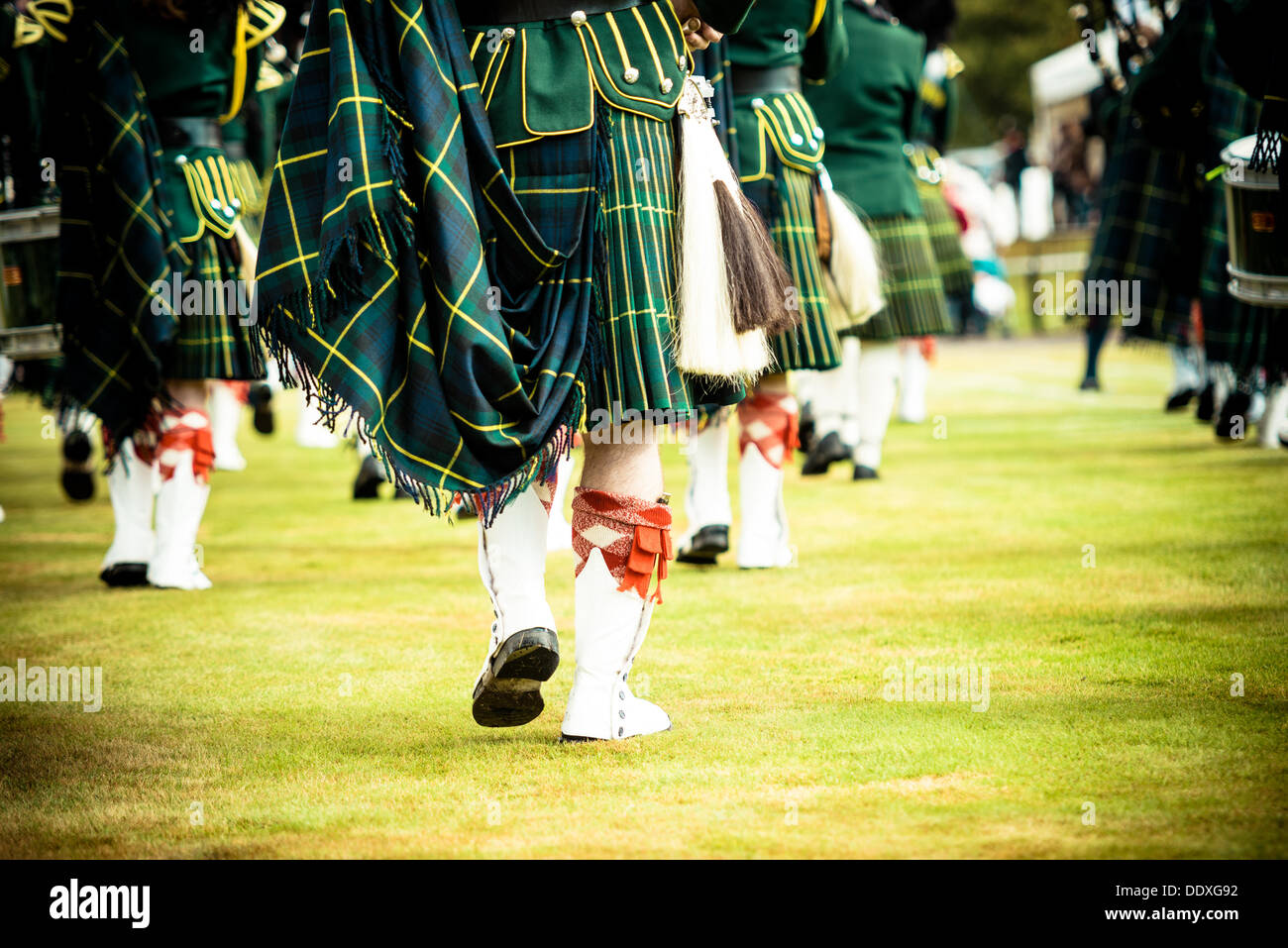 Marching highland pipe band braemar hi-res stock photography and images ...