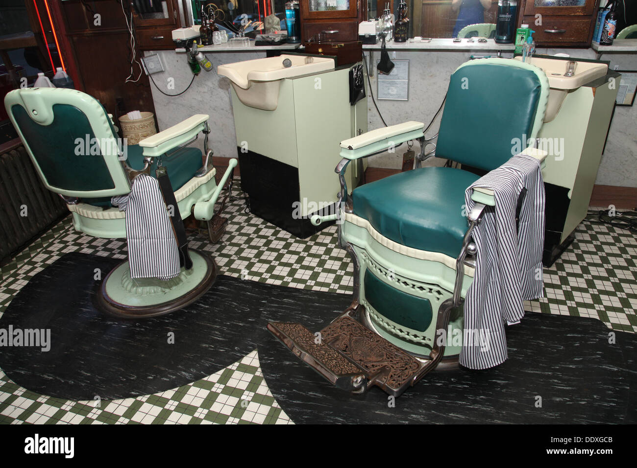 Red white striped barbers sign hi-res stock photography and images - Alamy