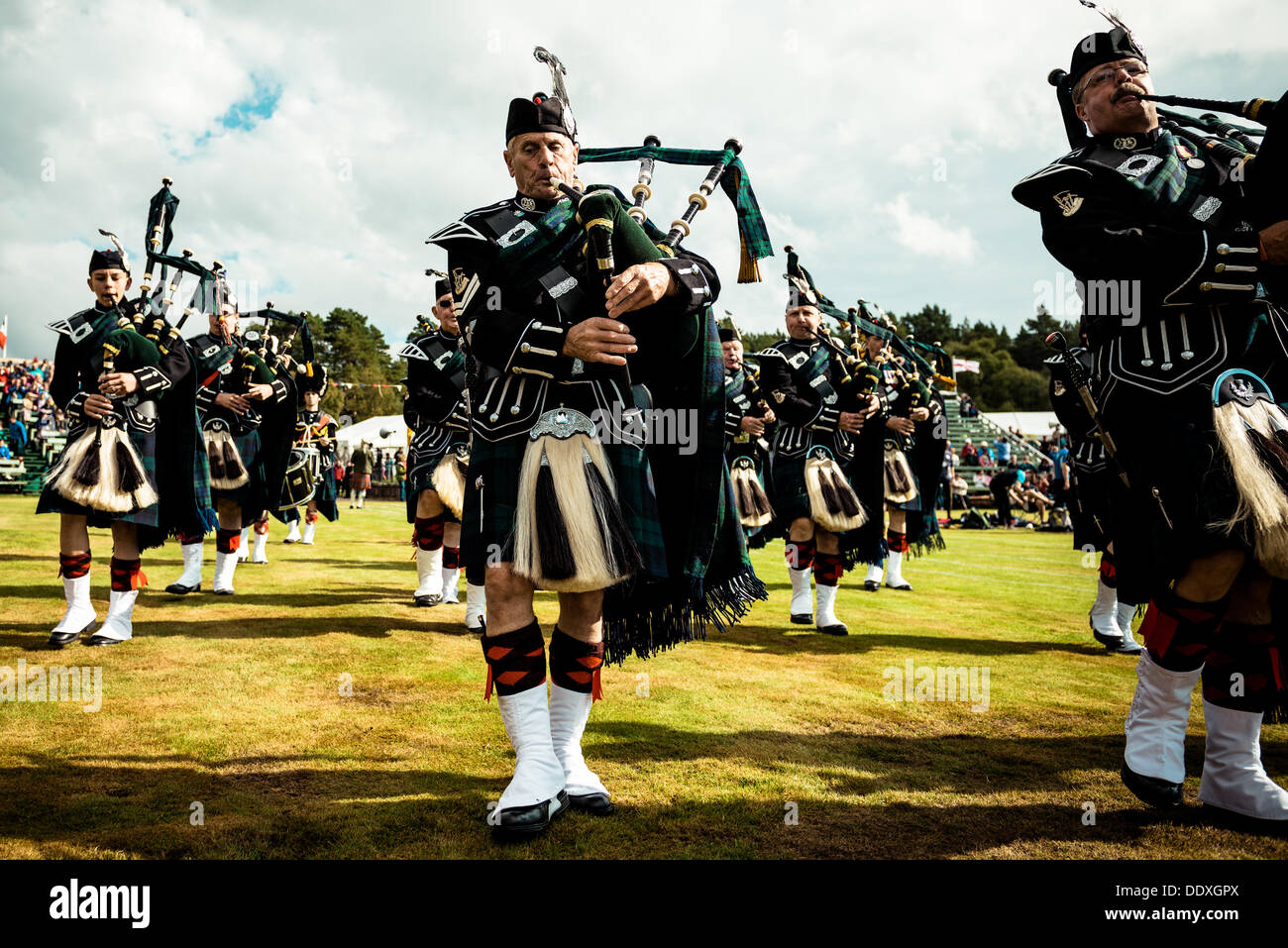 Marching highland pipe band braemar hi-res stock photography and images ...