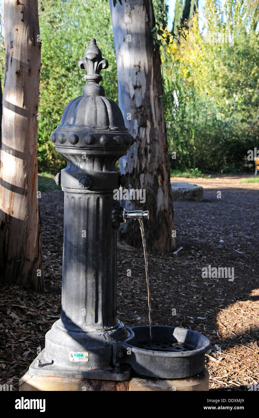 Cast iron drinking fountains hi-res stock photography and images - Alamy