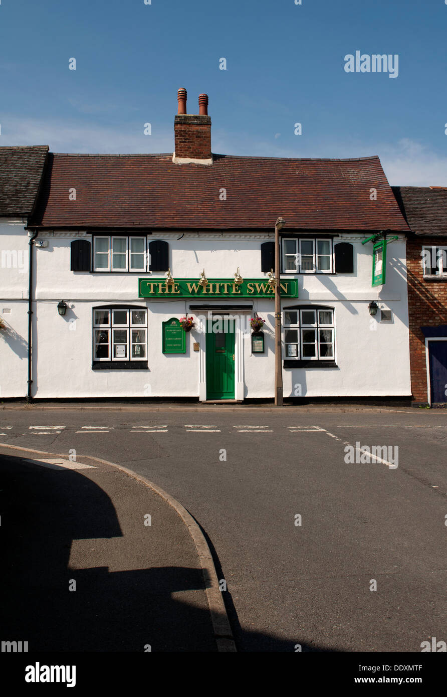 White swan pub hi-res stock photography and images - Alamy