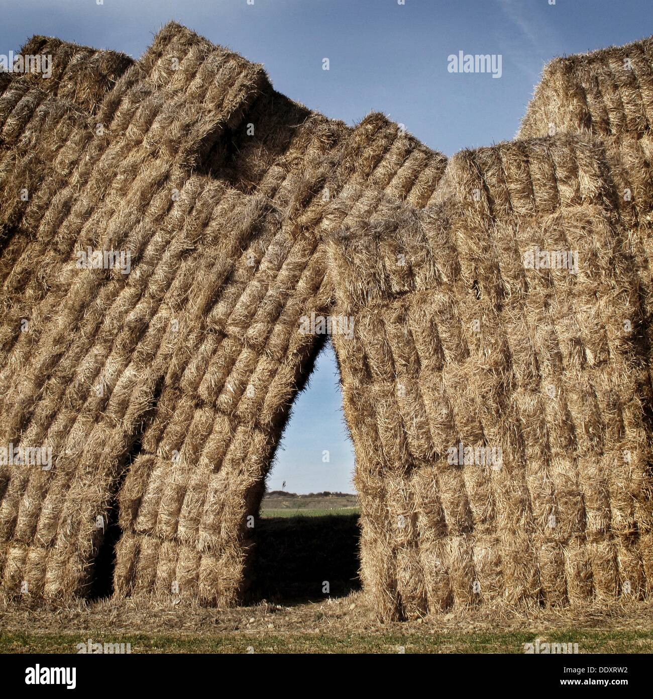 Straw body hi-res stock photography and images - Alamy