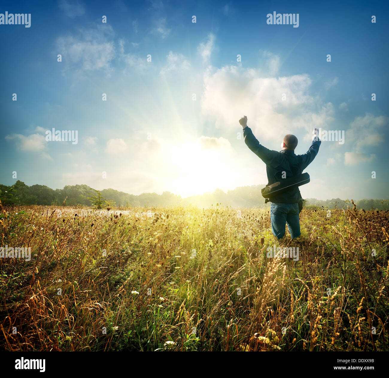 Man in the field hi-res stock photography and images - Alamy