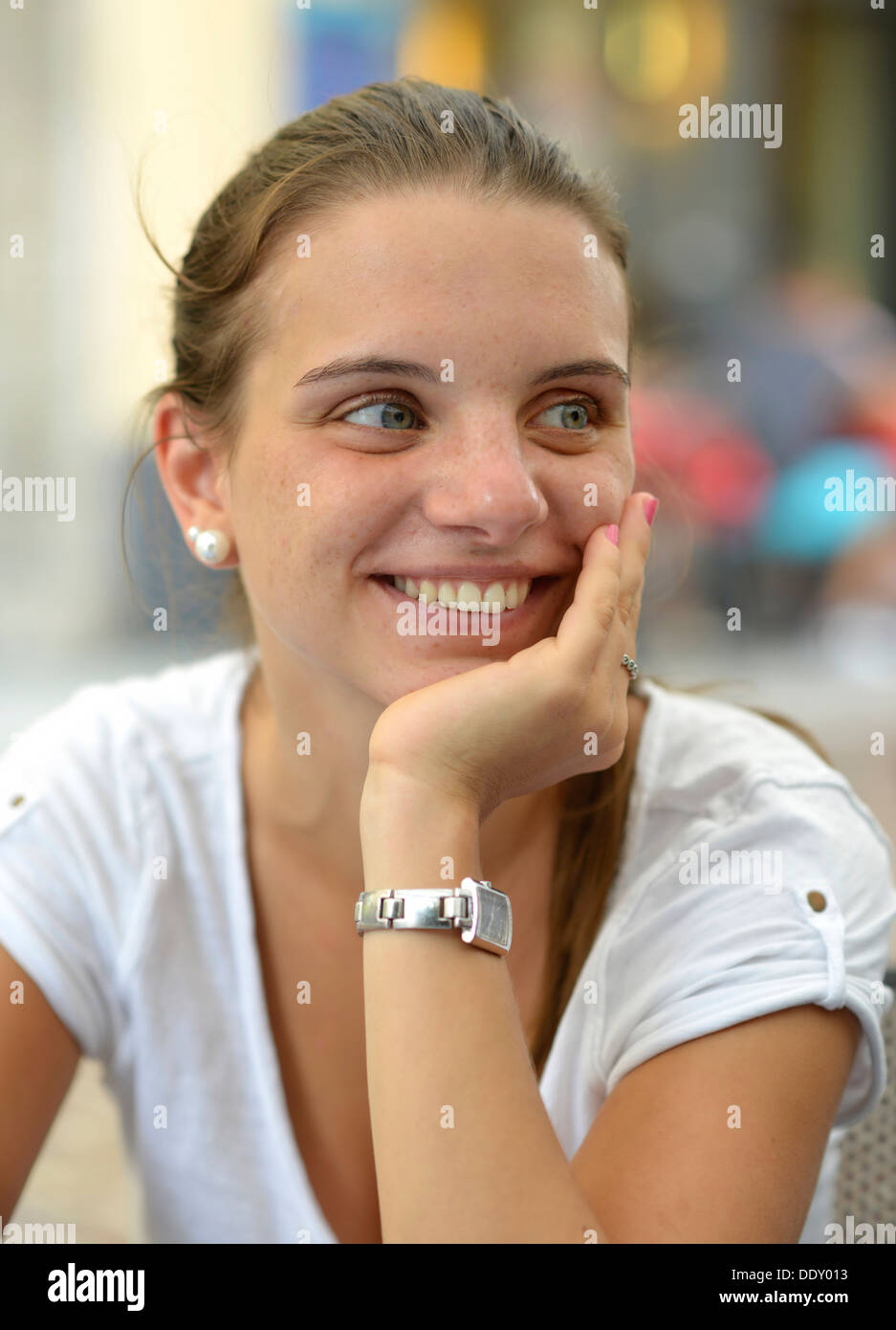 Smiling young woman, portrait Stock Photo - Alamy