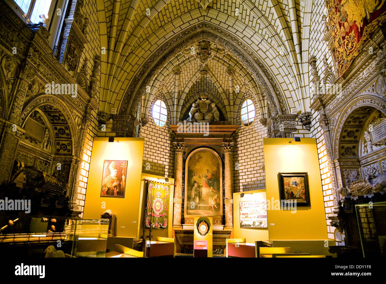 Toledo cathedral interior hi-res stock photography and images - Alamy
