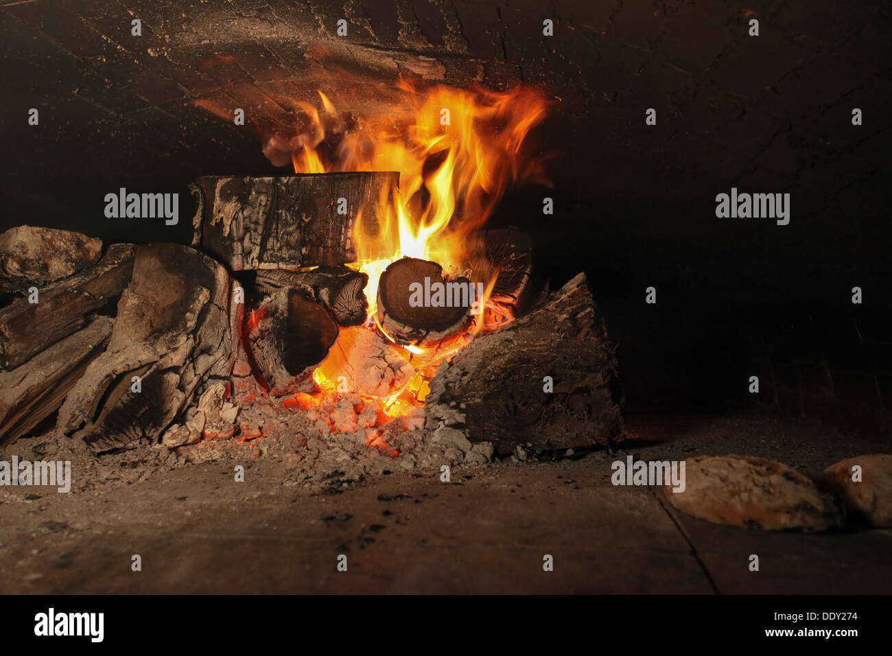 Campfires hi-res stock photography and images - Alamy