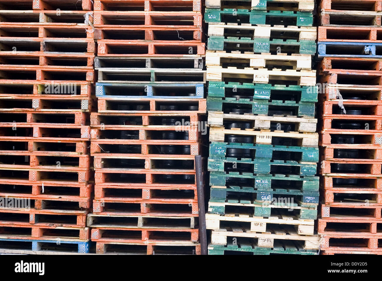 Transportation palettes hi-res stock photography and images - Alamy