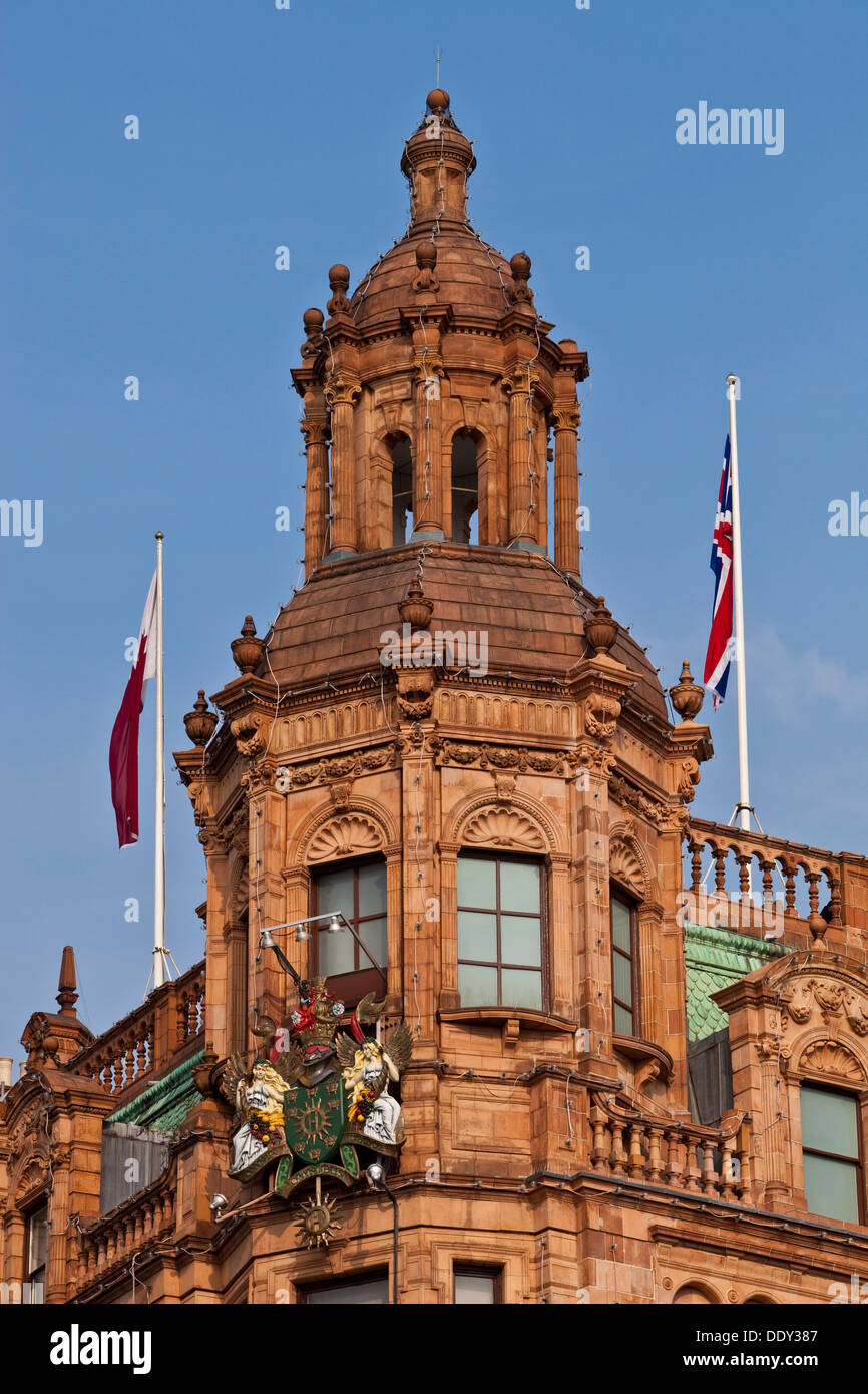 Harrods exterior hi-res stock photography and images - Alamy