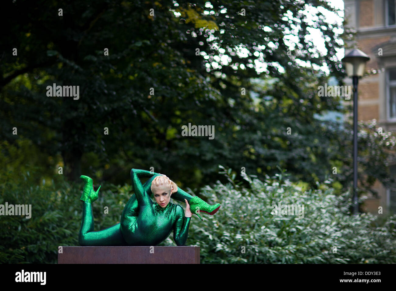 Contortionist zlata hi-res stock photography and images - Alamy