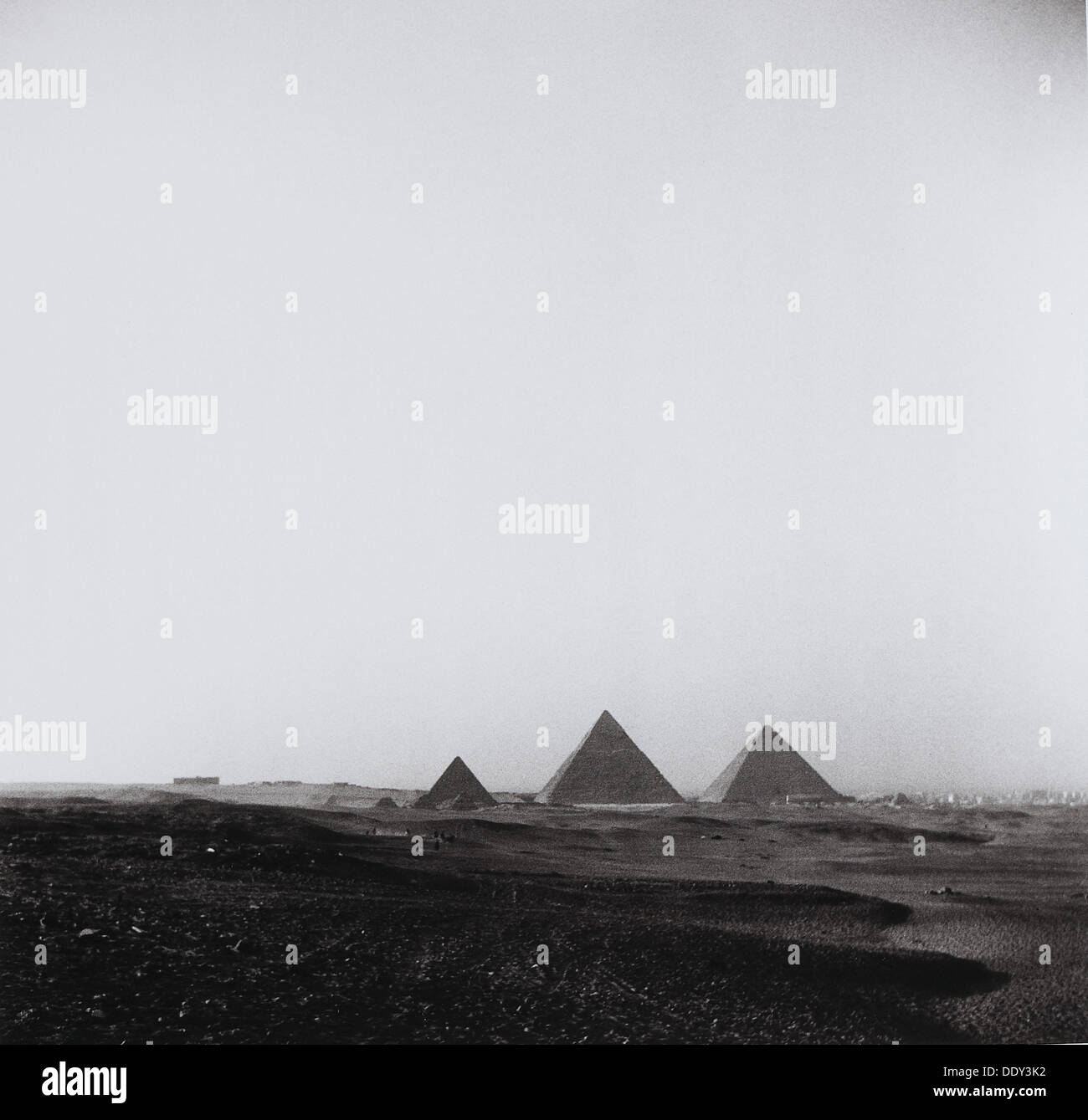 Egyptian pyramids black white hi-res stock photography and images - Alamy