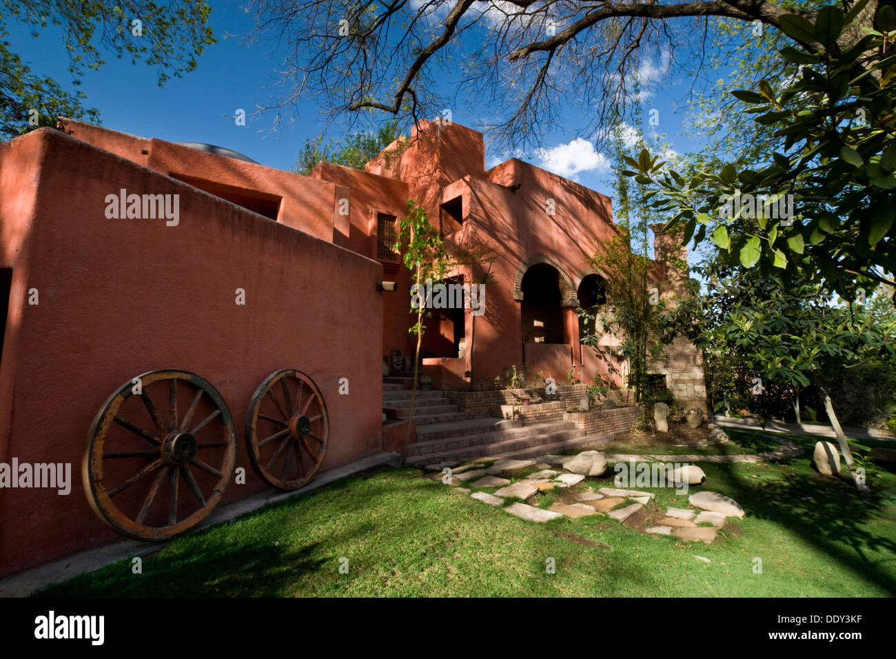 Luxurious houses hi-res stock photography and images - Alamy