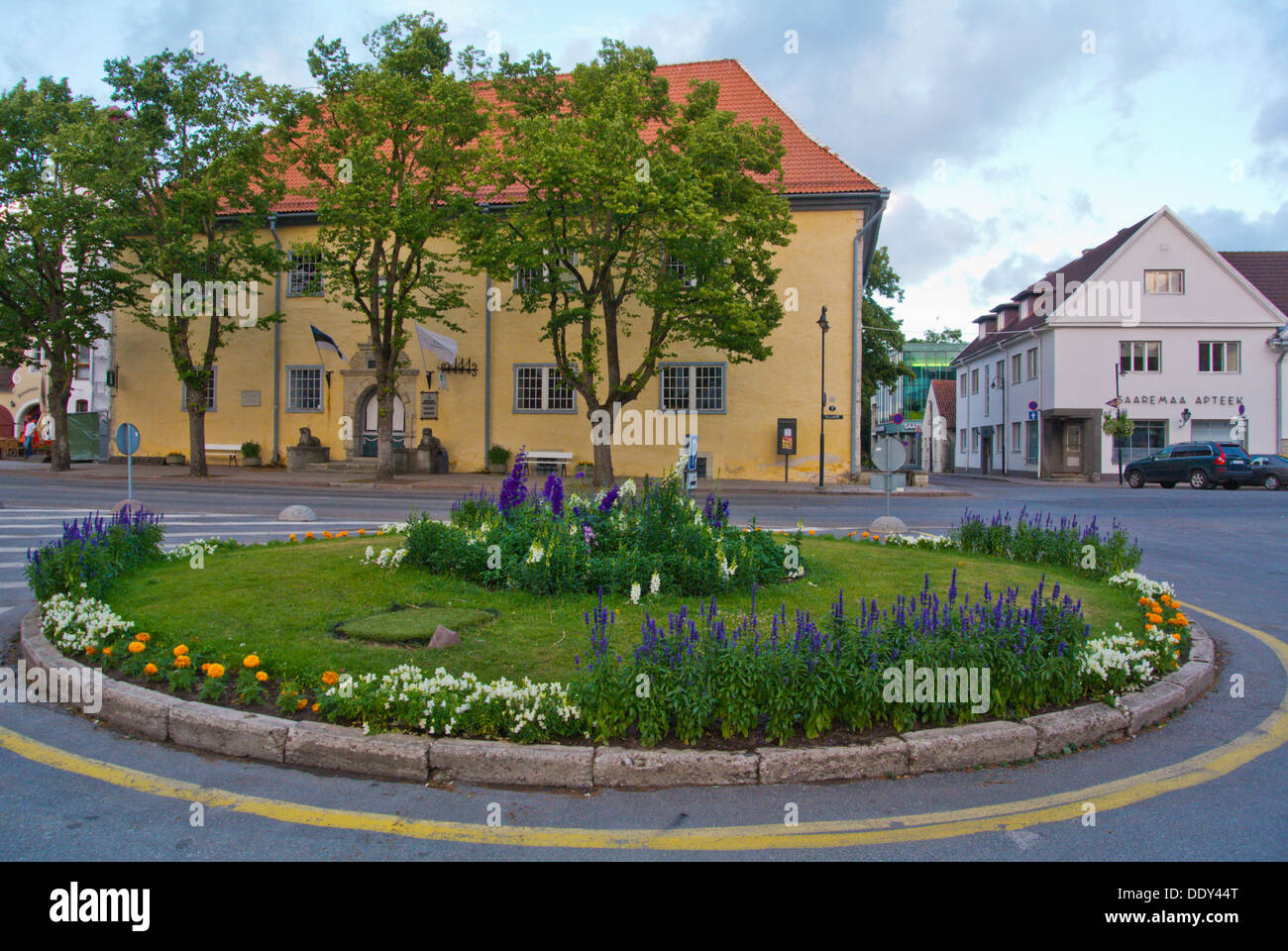 Country town roundabout hi-res stock photography and images - Alamy