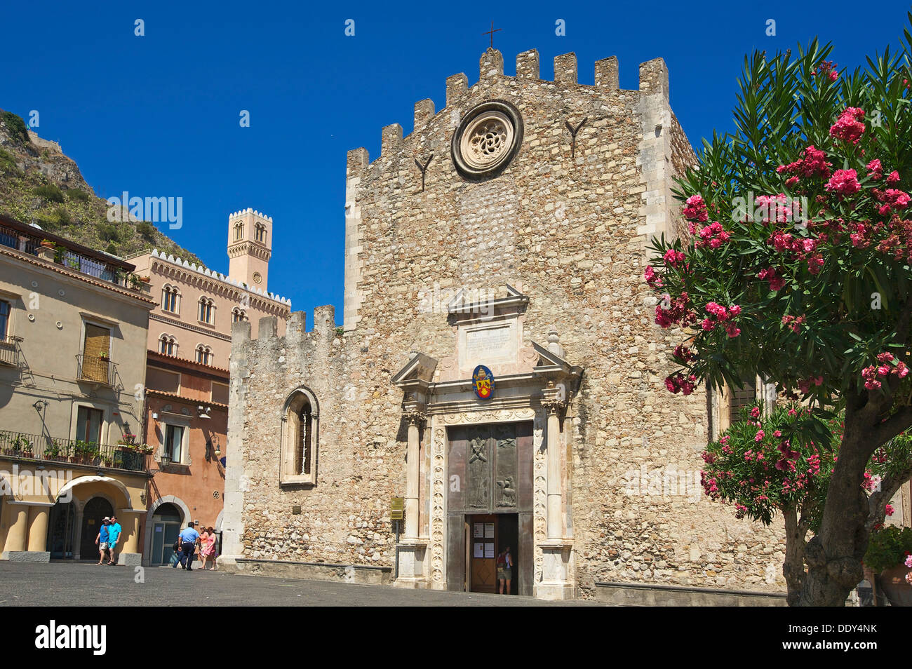 Duomo square hi-res stock photography and images - Alamy