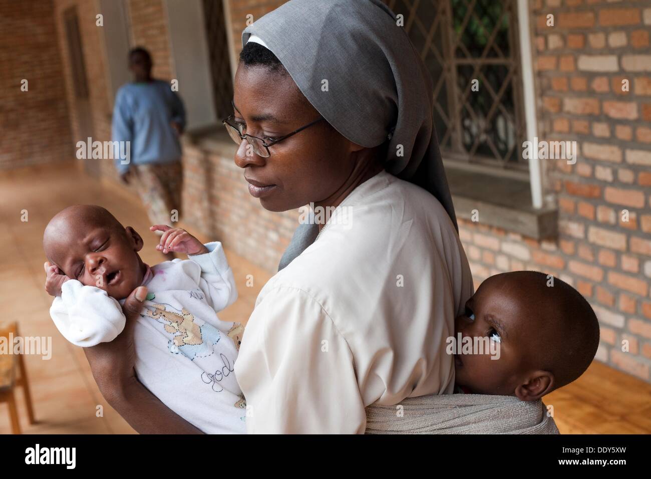 Nun children hi-res stock photography and images - Alamy