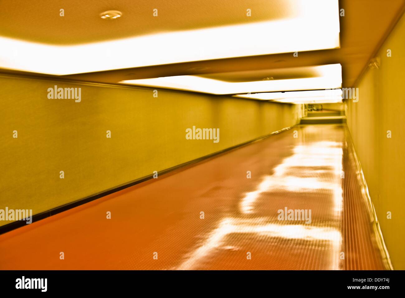 Long office hallway hi-res stock photography and images - Alamy