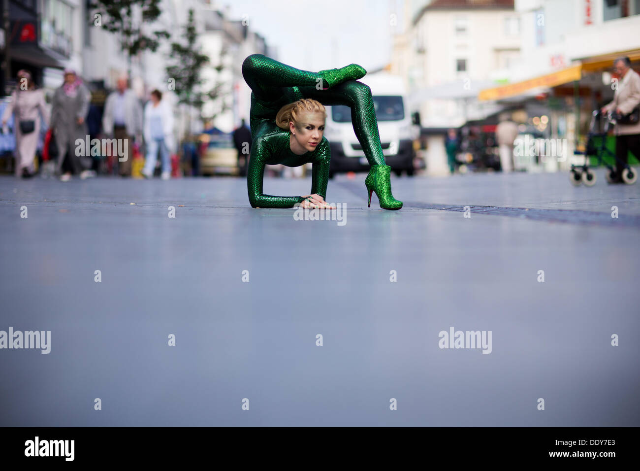 Zlata contortionist hi-res stock photography and images - Alamy