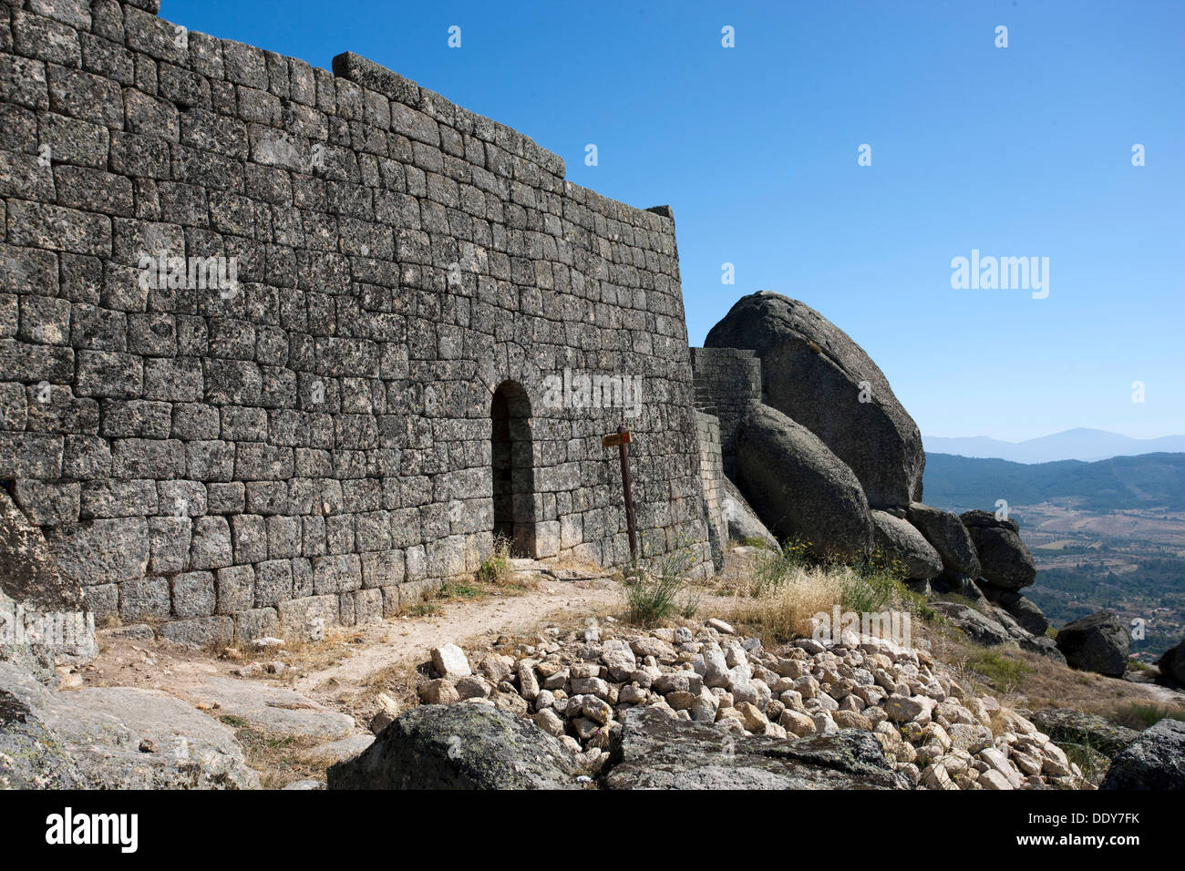 Monsanto castle ruins portugal hi-res stock photography and images - Alamy