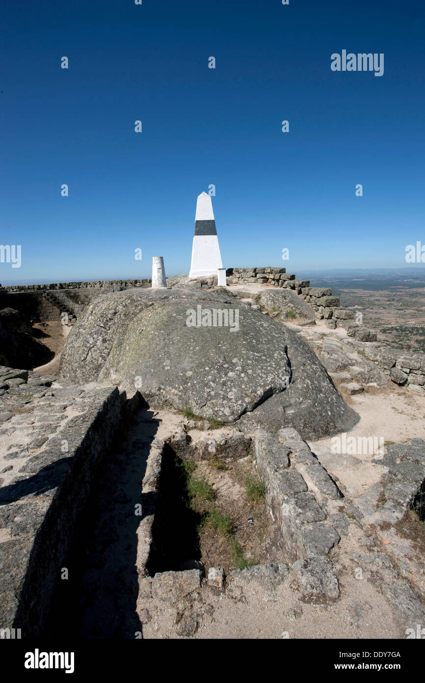 Monsanto castle ruins portugal hi-res stock photography and images - Alamy