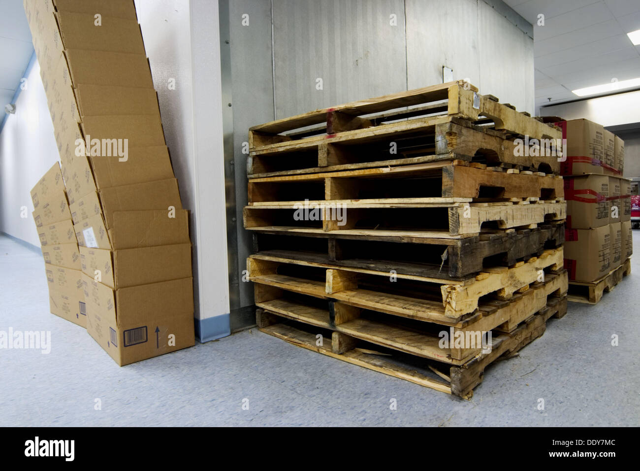 Boxes stacked on wooden pallet hi-res stock photography and images - Alamy
