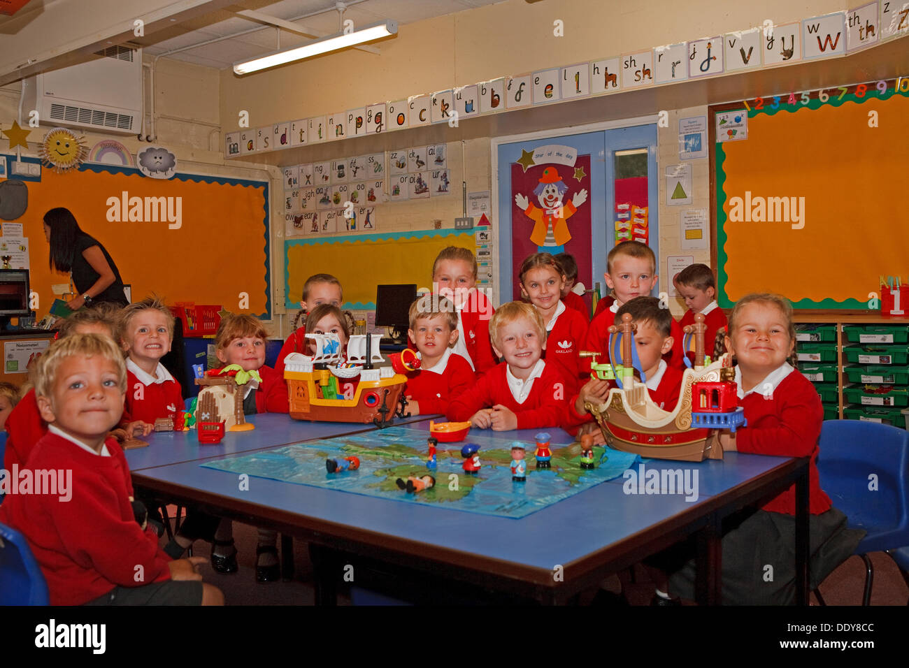 Classroom uk reception hi-res stock photography and images - Alamy