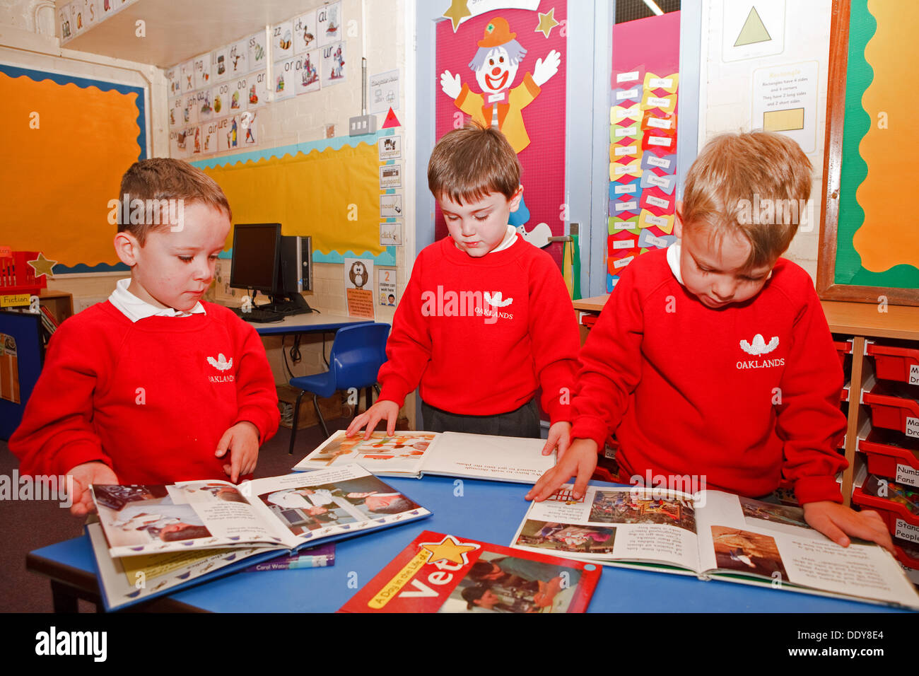 Classroom uk reception hi-res stock photography and images - Alamy