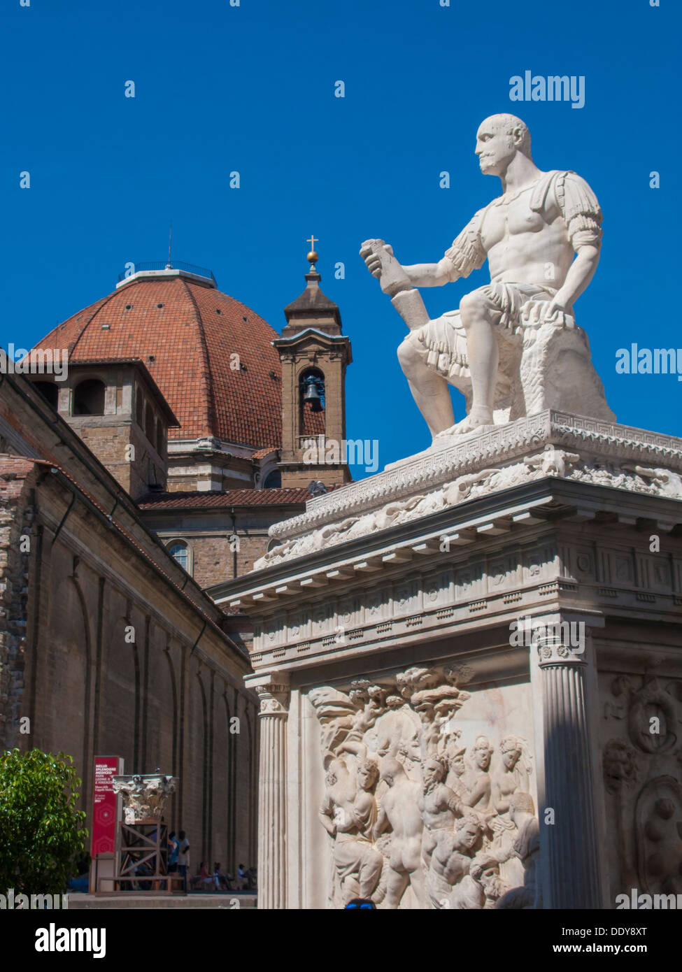 Cosimo statue hi-res stock photography and images - Alamy