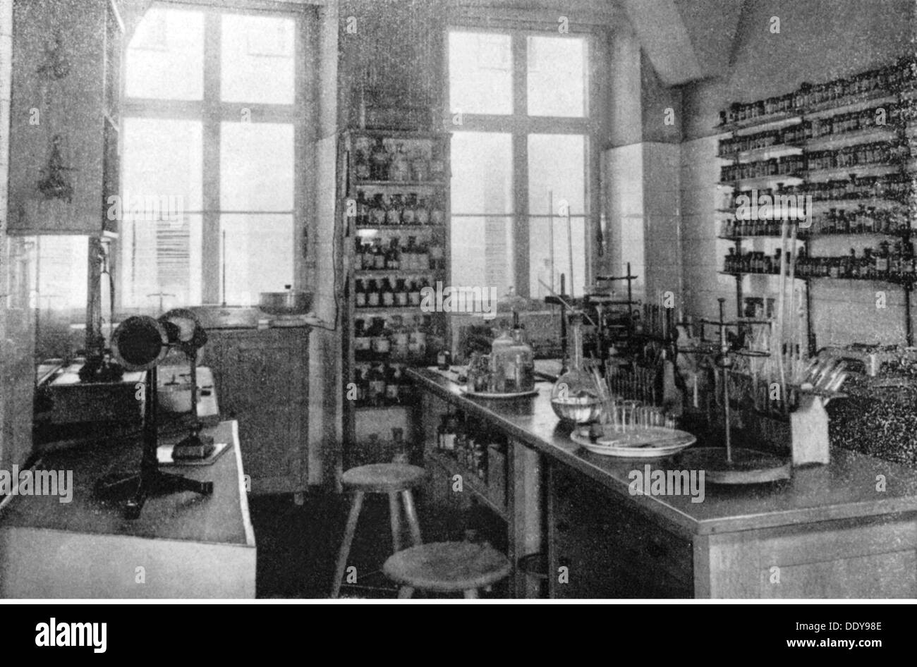 Pharmaceuticals lab experiment Black and White Stock Photos & Images ...