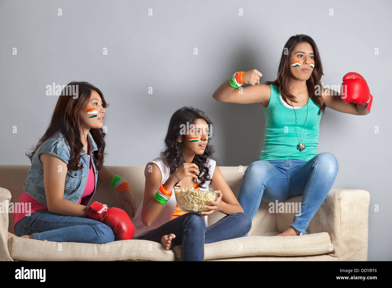 Women watching boxing hi-res stock photography and images - Alamy