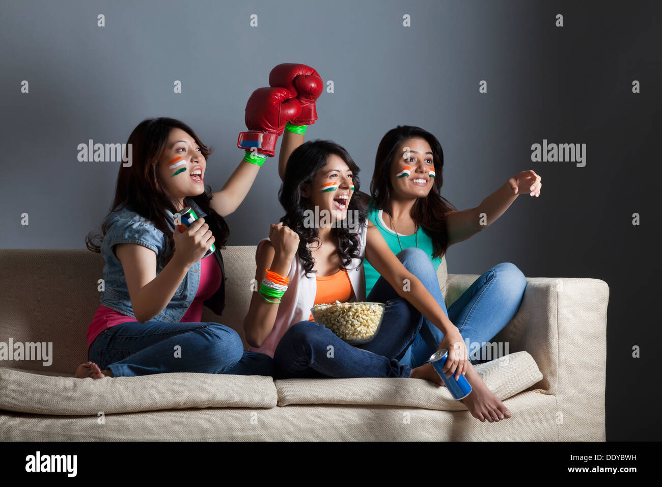 Women watching boxing hi-res stock photography and images - Alamy