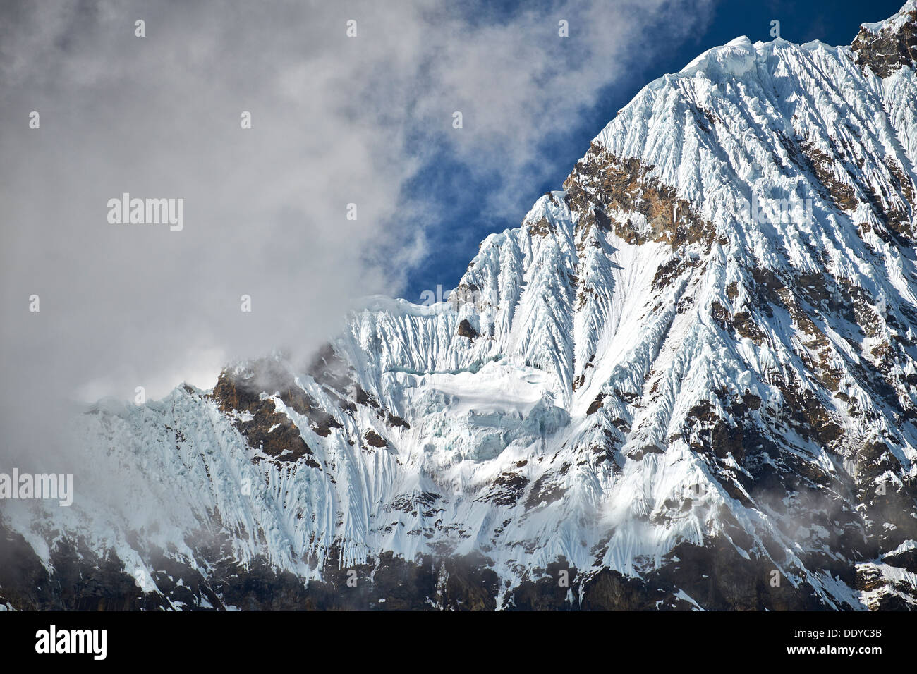 The summit of Huascaran in the Huascarán National Park, Peruvian Andes ...